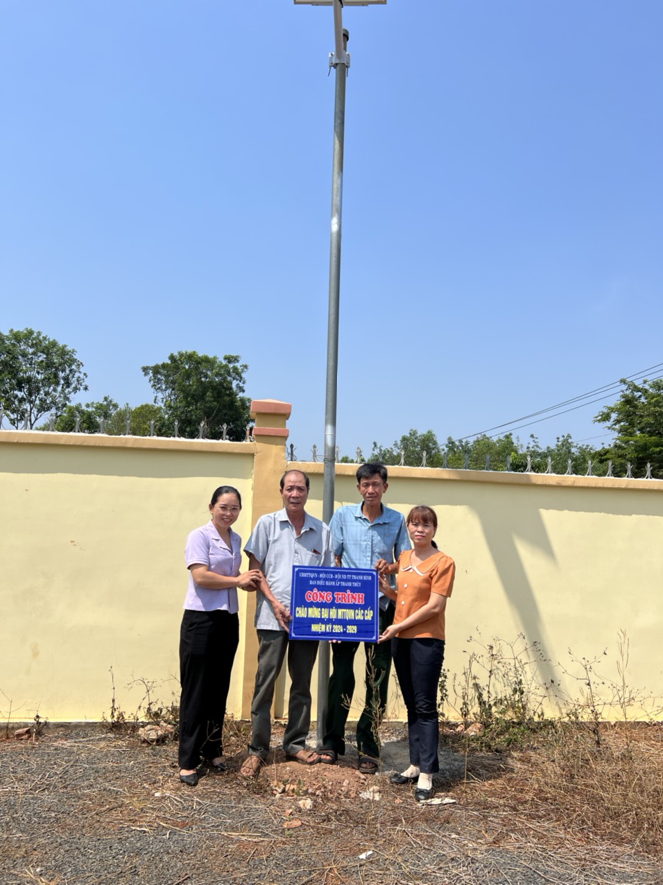 Bàn giao công trình “Đèn chiếu sáng” chào mừng Đại hội MTTQVN các cấp